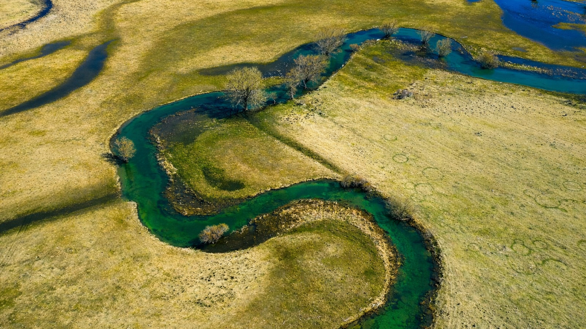 Águas serpenteando na natureza aberta