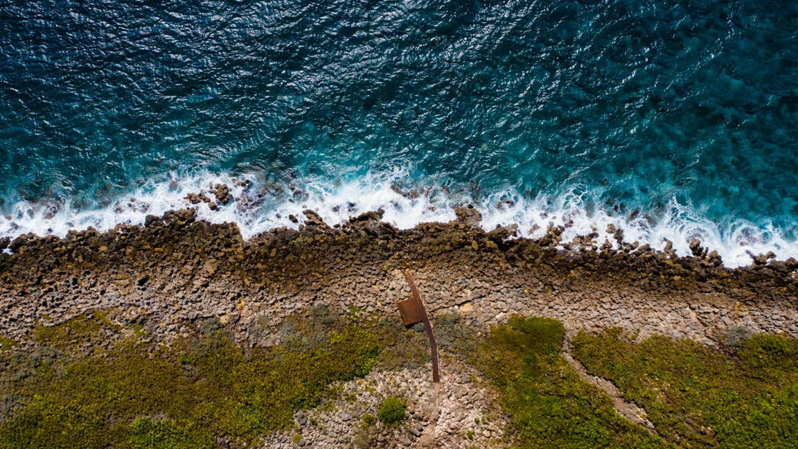 Costa rocosa y aguas azul profundo