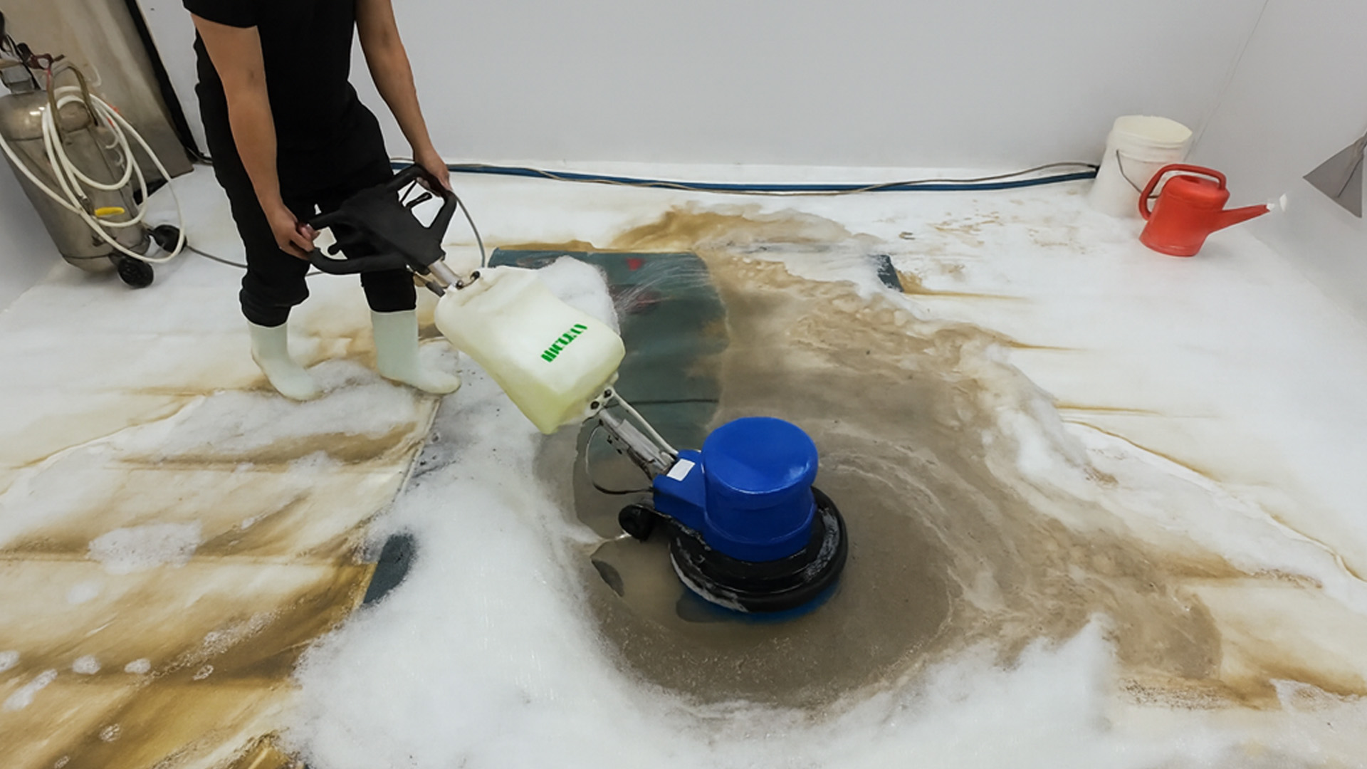 Machine scrubbing process on a heavily soiled carpet