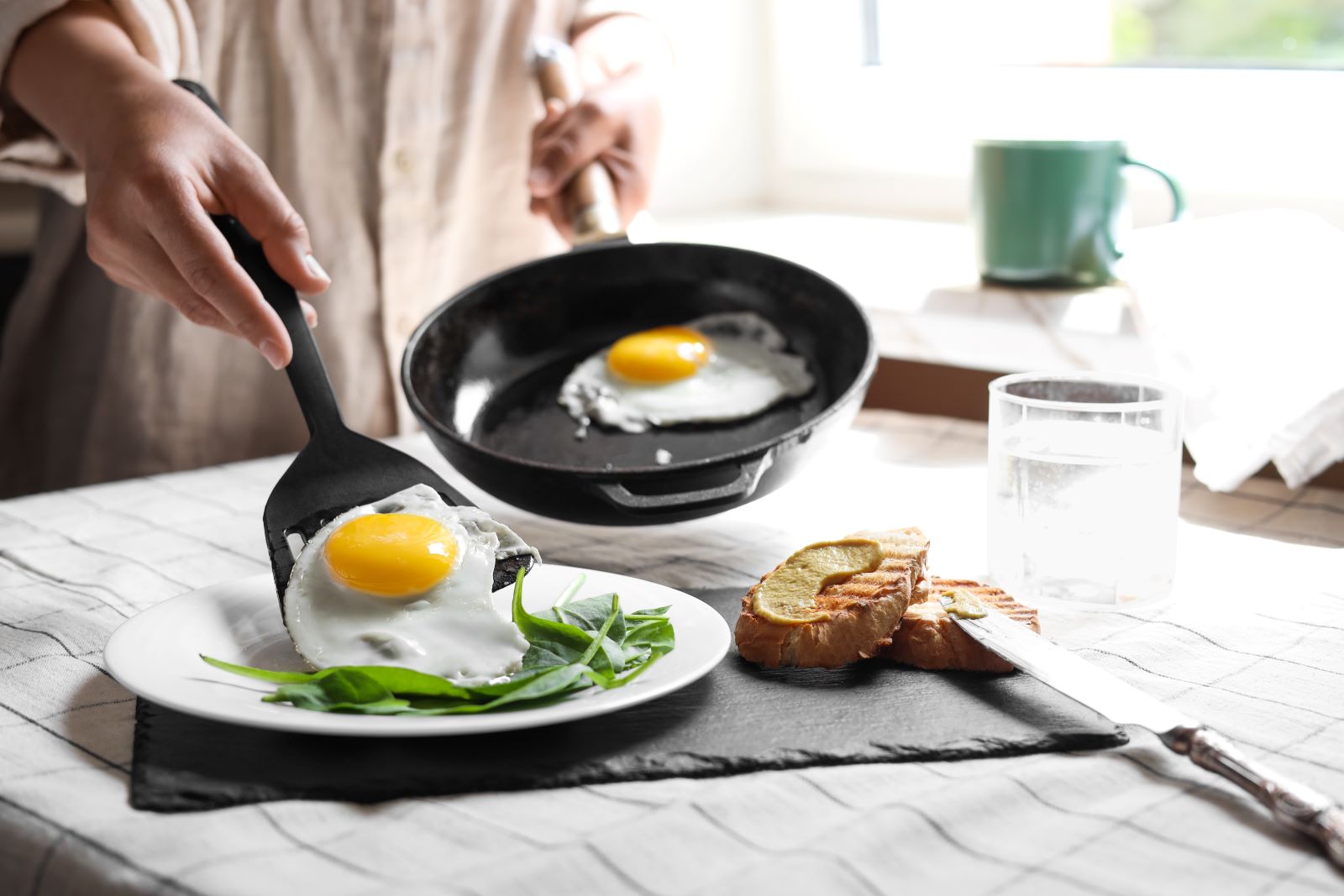 This unconventional trick guarantees a perfectly fried egg every single ...