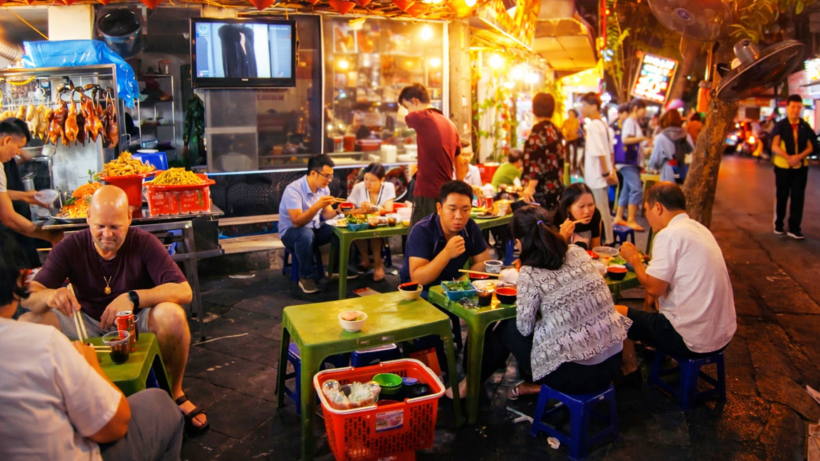 Night street food and local life in Hanoi Old Quarter