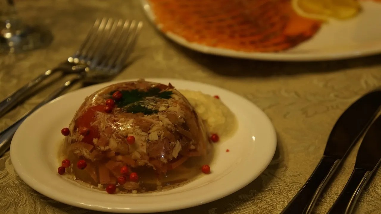 If you had a mother cooking in the '70s, you'll remember these 8 aspic ...