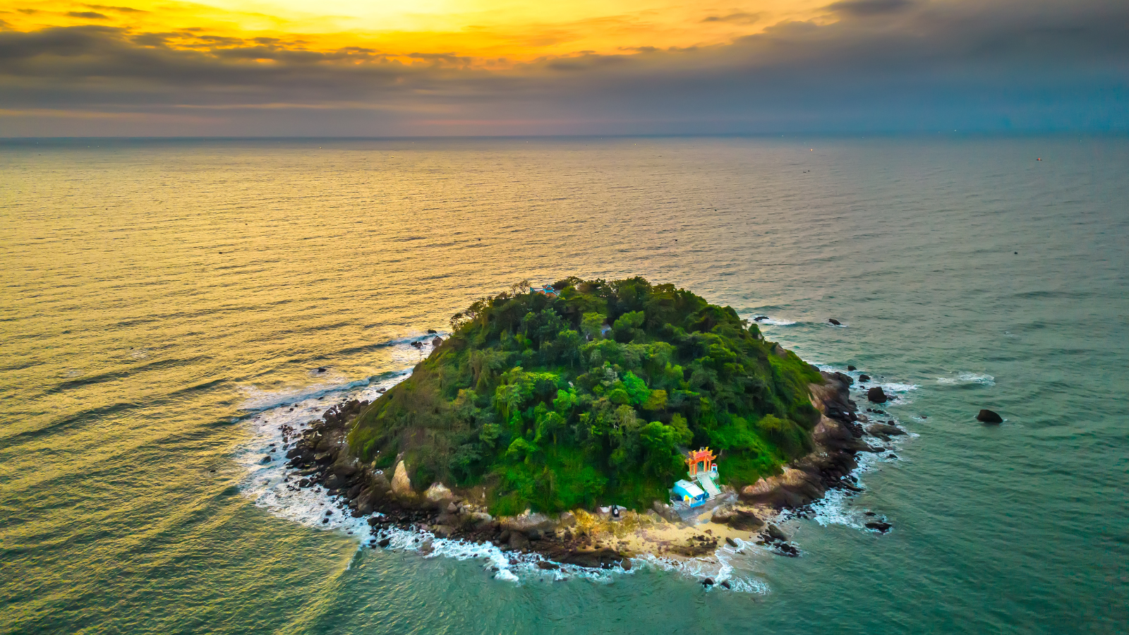 Which Indian paradise is famous as the coconut island?