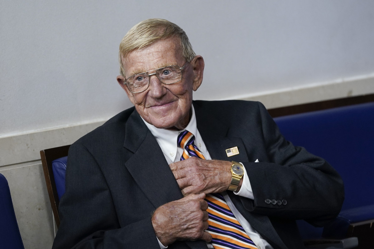 Lou Holtz's son releases statement on father's status Sunday morning