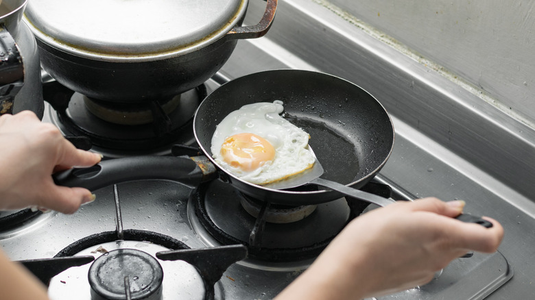 The biggest mistakes people make when flipping eggs