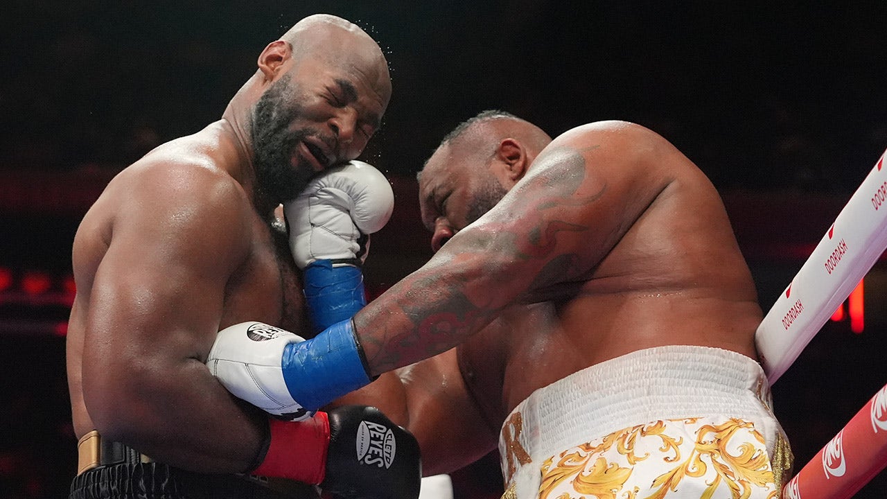 Boxer Jarrell Miller's hairpiece pops off during fight