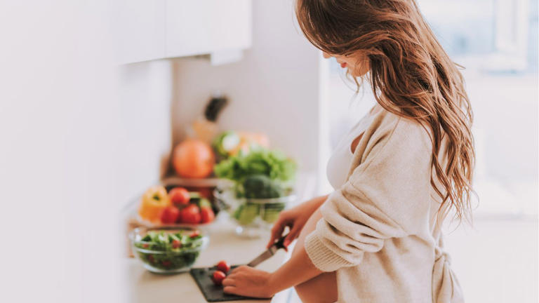 Uninvited MIL demands bedridden 38-week pregnant wife to cook her ...