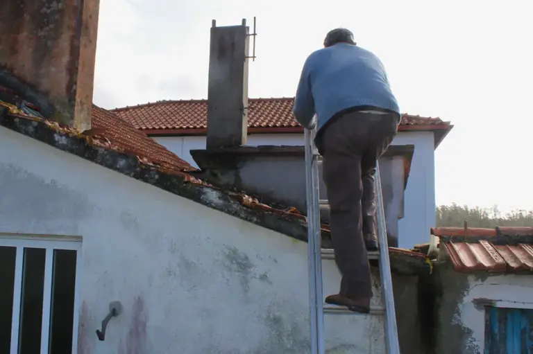 “Aqui ando sozinho”: este homem está em cima do telhado e, como ele, há ...