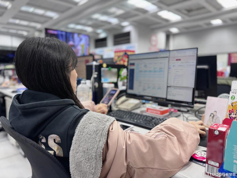 休息時間「才一趴桌」主管敲桌 她聽原因：有這樣的職場禮儀?