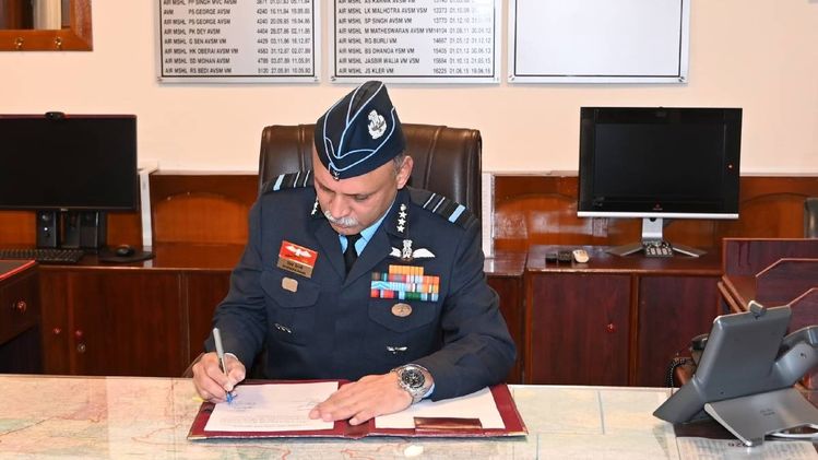 Air Marshal Devendra P Hirani assumes charge as senior air staff ...