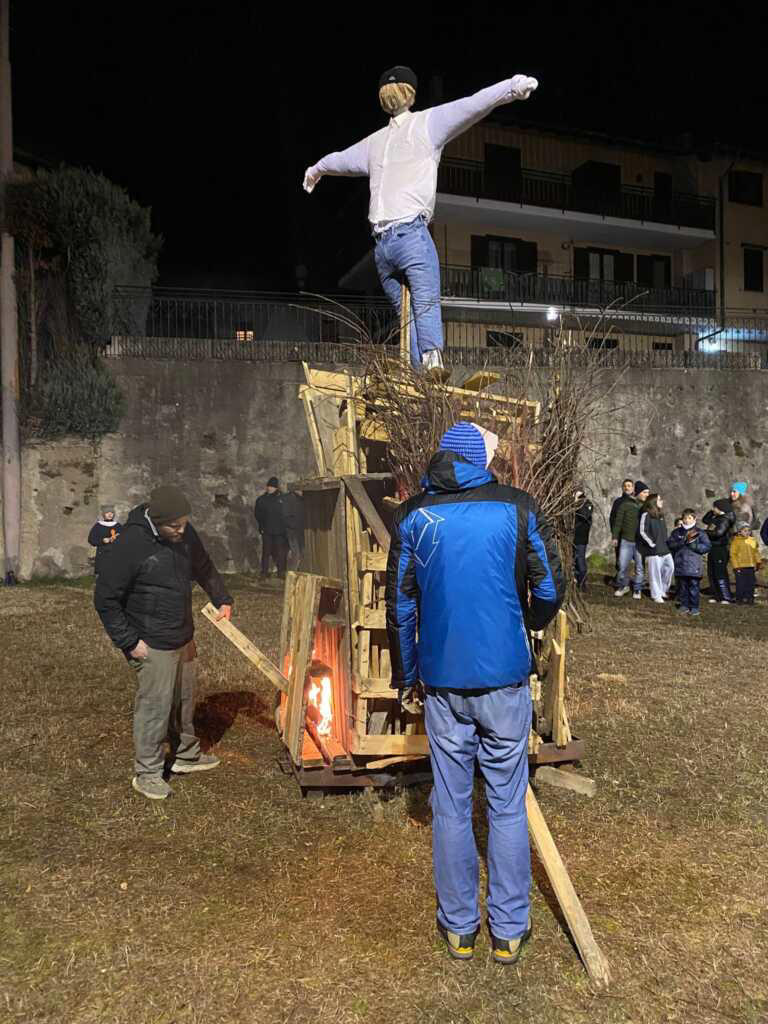 A Ballabio successo per il tradizionale falò di fine gennaio