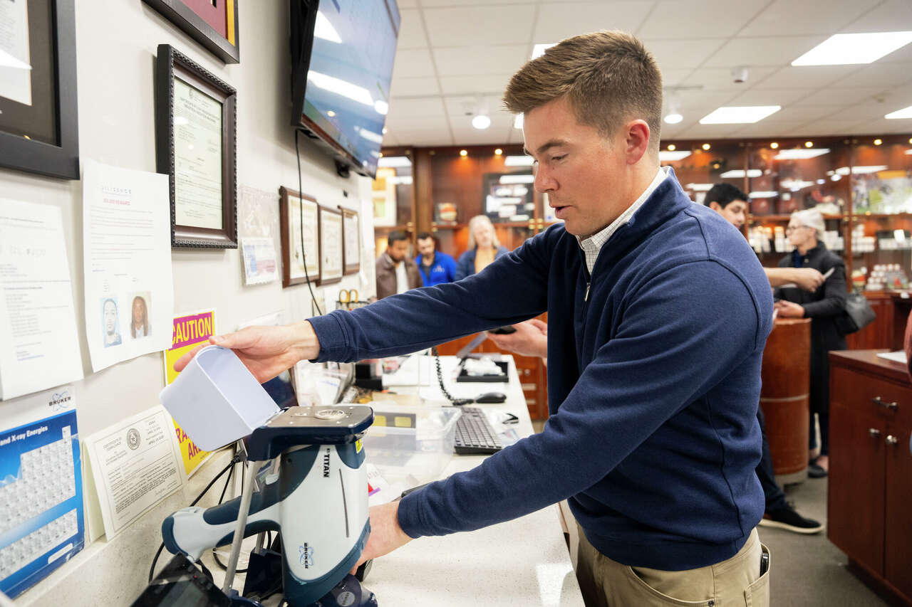 Coin shops boom as Houstonians cash in on historic $5K gold, $100 ...