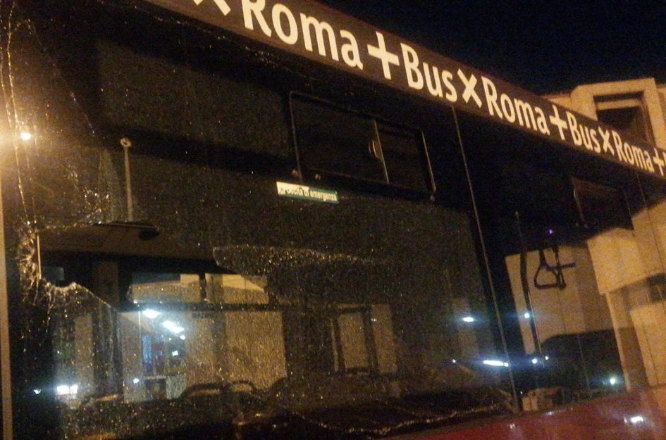 Bus non si arresta fuori fermata a Roma, scatta la vendetta