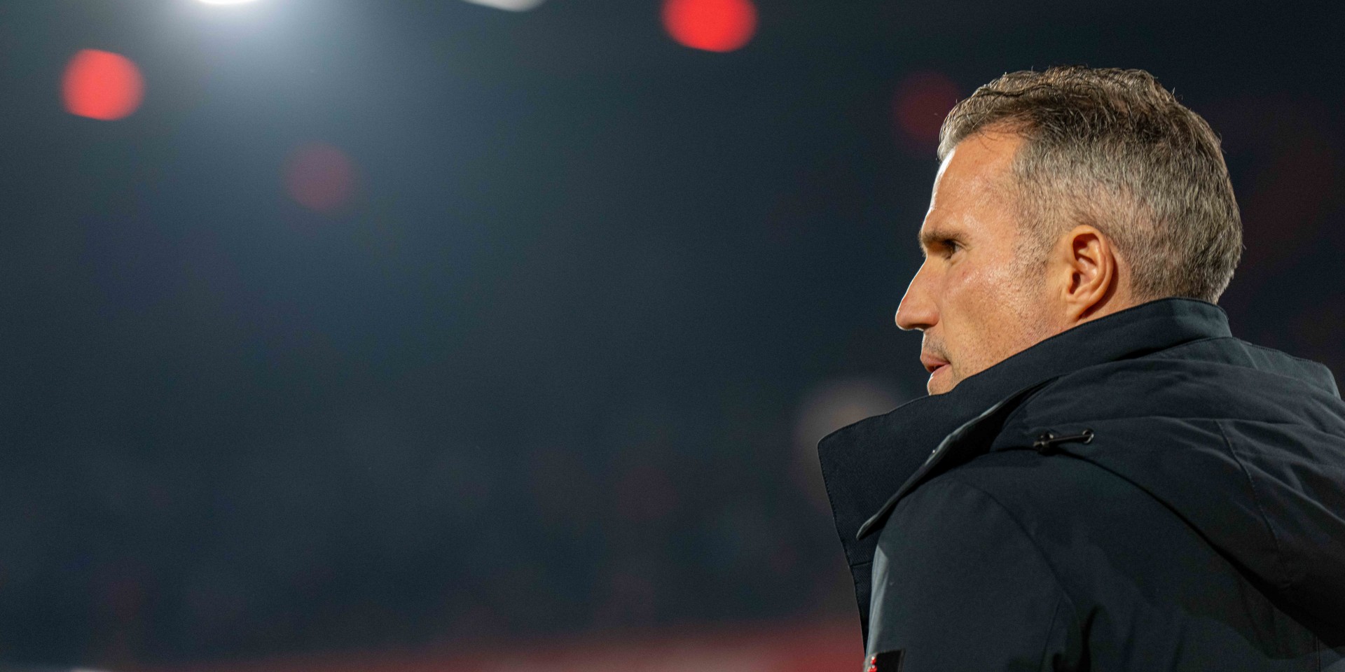 Van Persie legt basiself uit: 'Verwacht niet dat hij hele wedstrijd kan ...