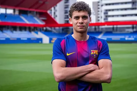 لإنهاء بعض الإجراءات.. برشلونة يستدعي حمزة عبد الكريم