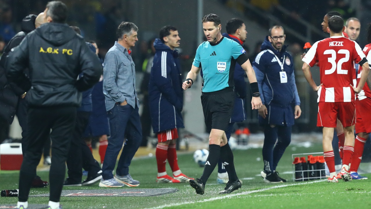Βαρούχας για τις αμφισβητούμενες φάσεις στο ΑΕΚ – Ολυμπιακός: Καθαρό το ...