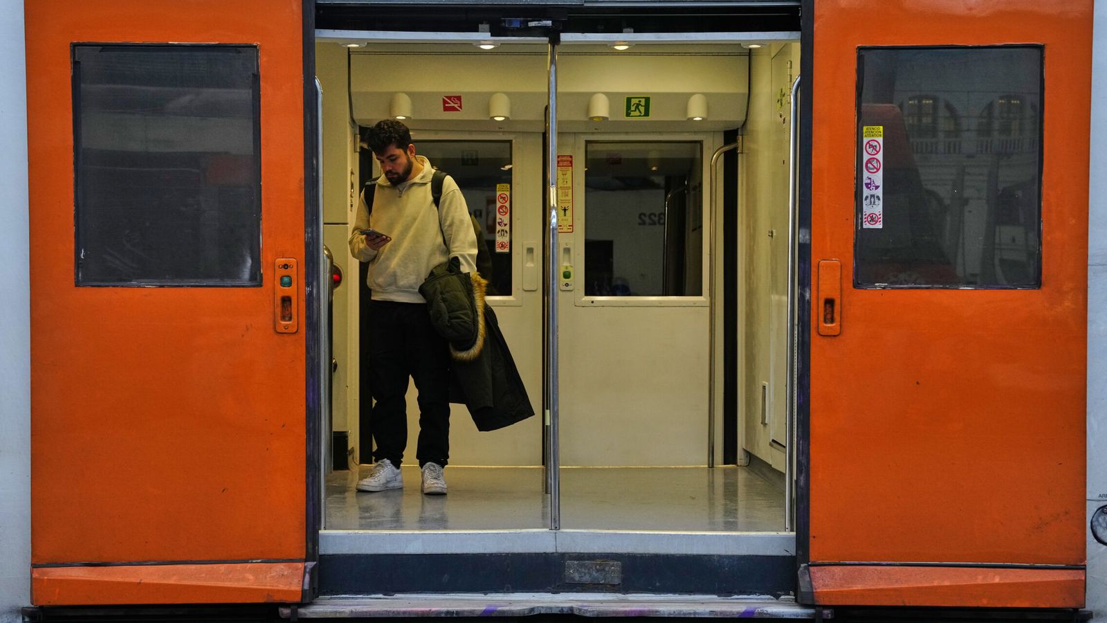 Rodalies sigue el lunes con buses alternativos y recupera la R11 en ...