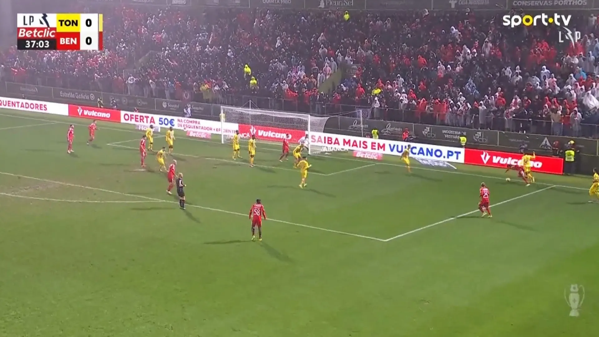 Decisão correta? Barreiro caiu, mas mas VAR anulou penálti para o Benfica