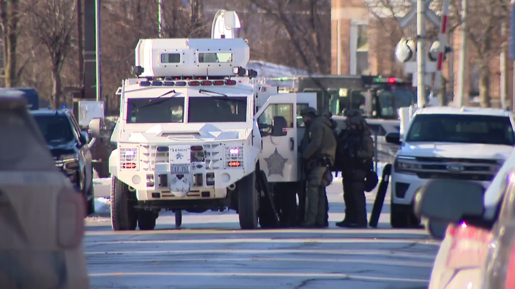 Chicago police SWAT team standoff ends in arrest in South Shore