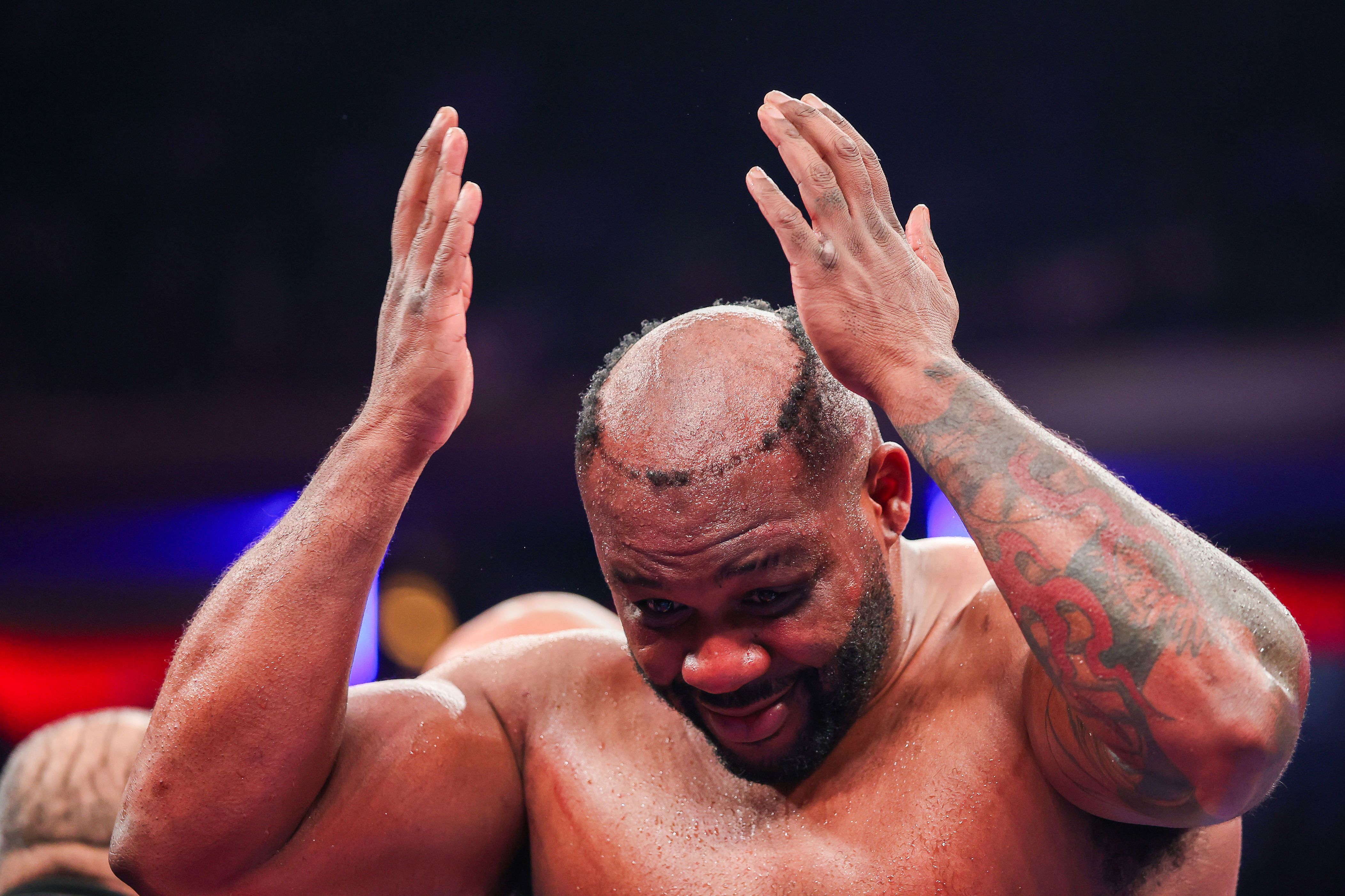 Boxer's wig punched off mid-fight after shampoo bungle