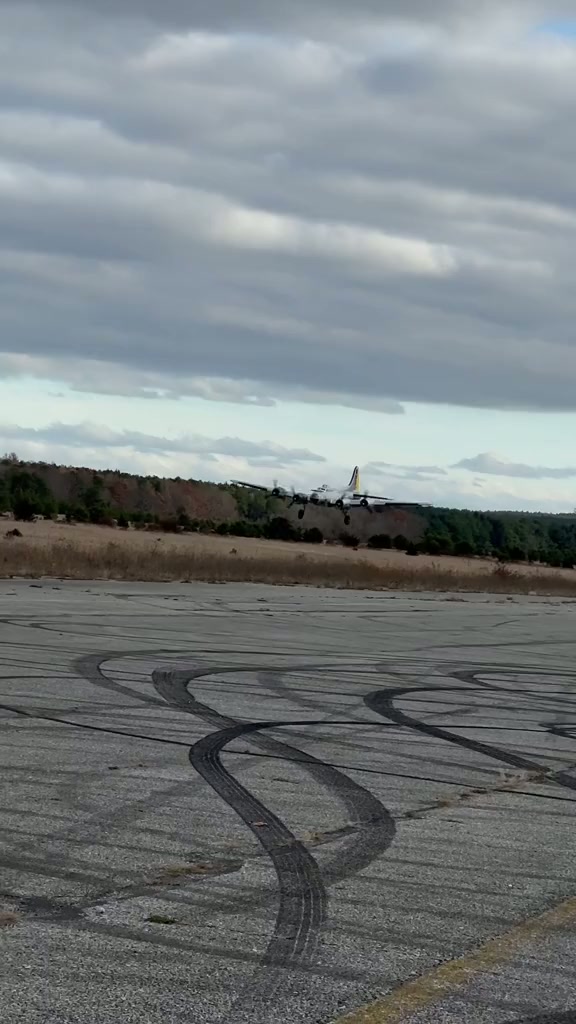 B-17 aborts landing after sudden mechanical problem