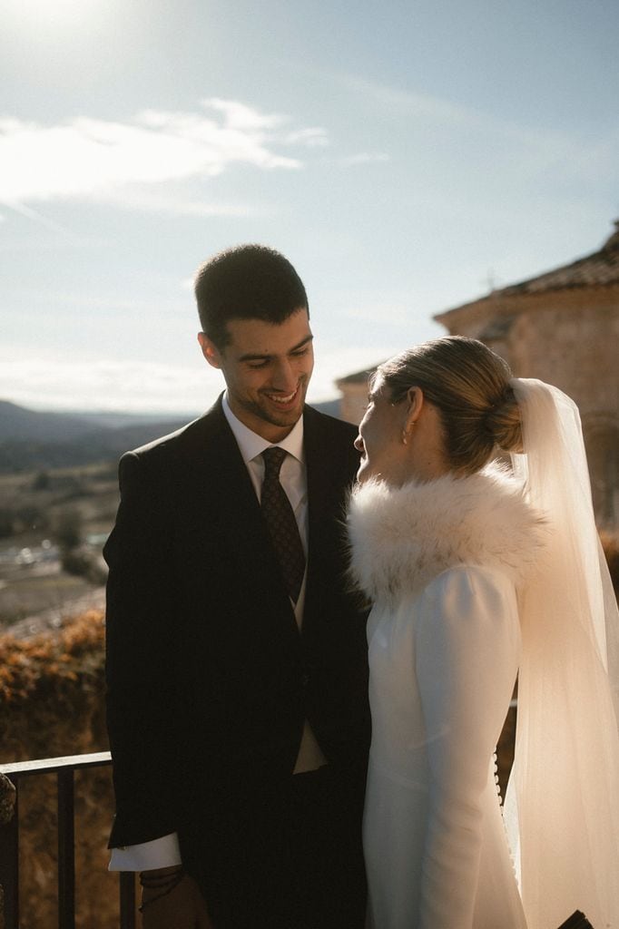 La boda en Brihuega de Elima, una novia de invierno con bolso y ramo de ...