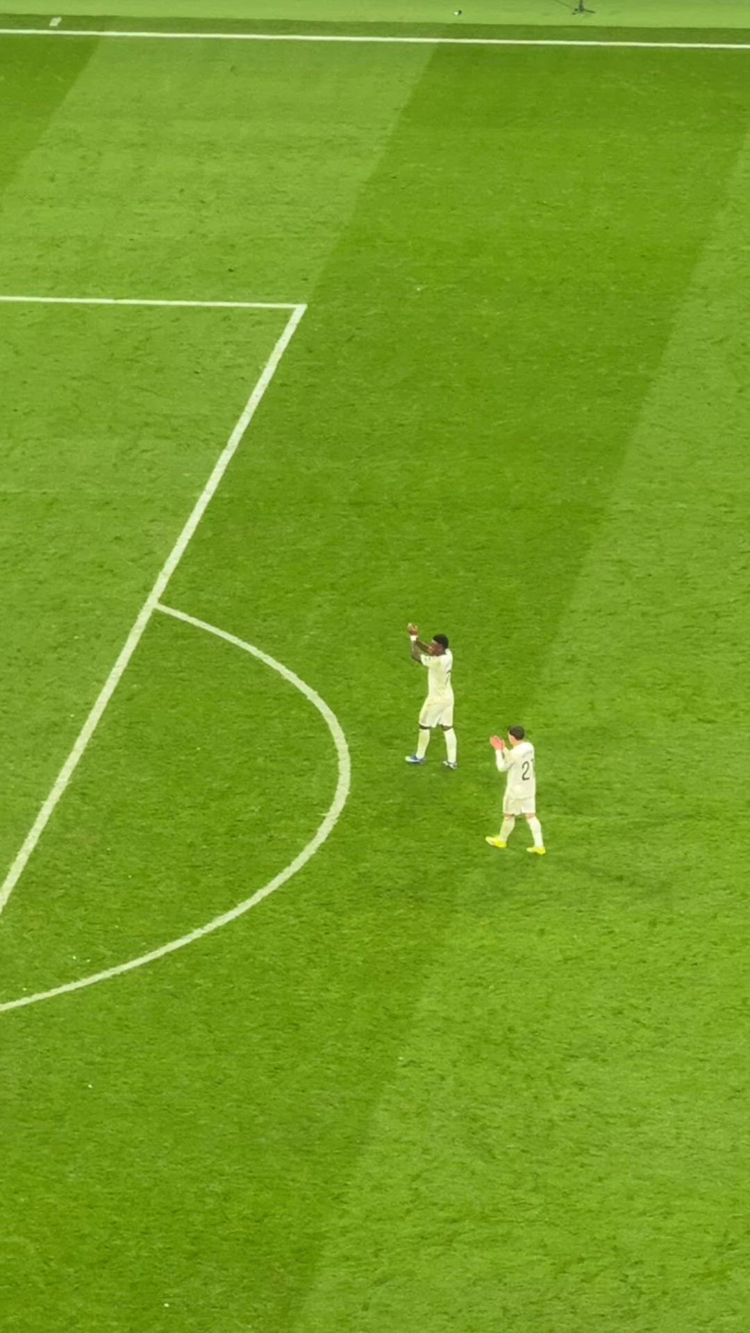 Vini fue a saludar a la afición tras el partido
