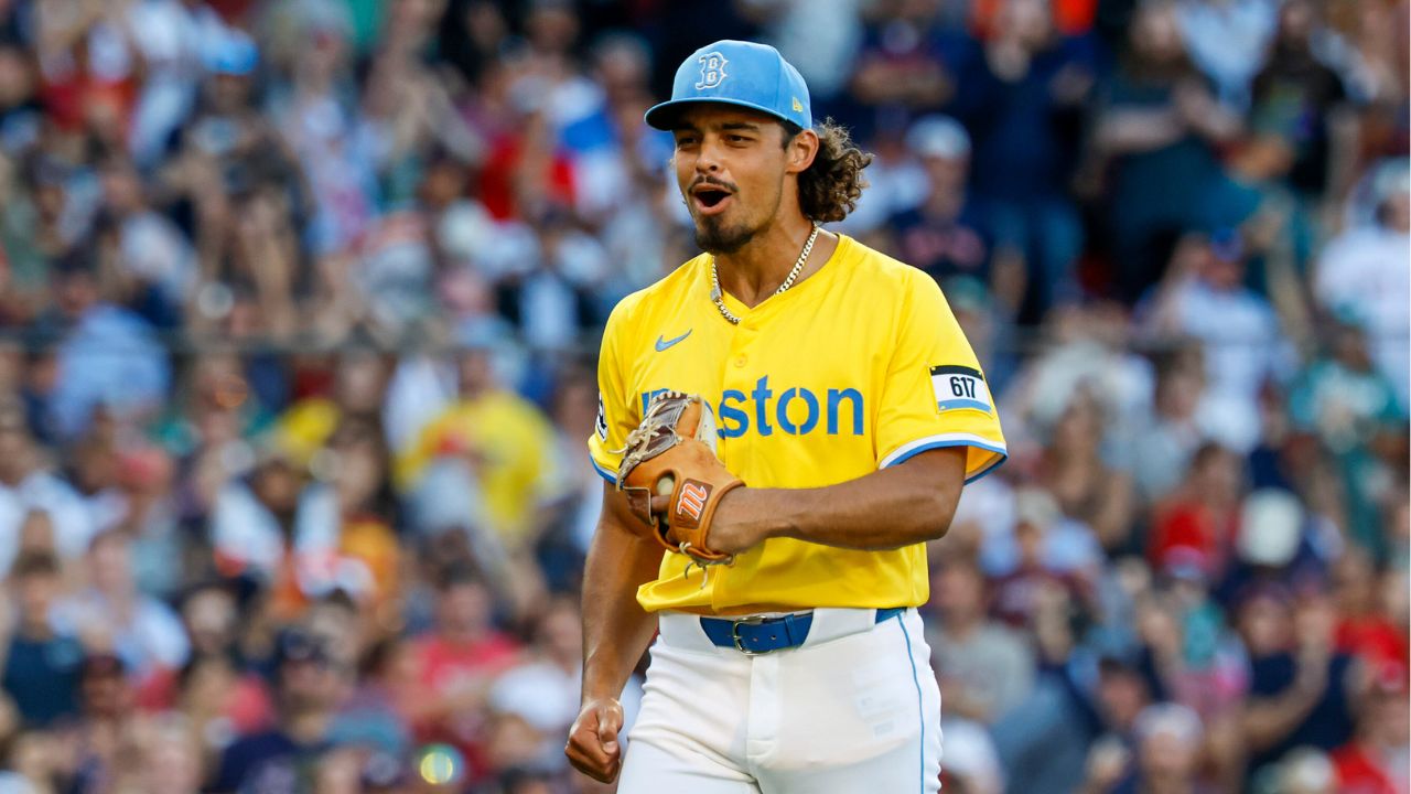 White Sox acquire Jordan Hicks, David Sandlin from Red Sox