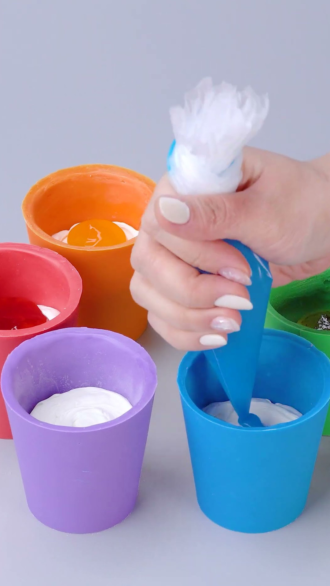 Easy ideas for decorating colorful cakes