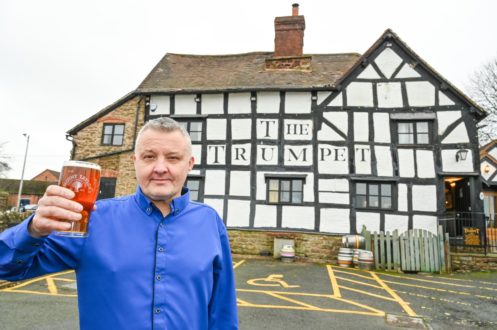 Pub landlord is offering money off pints – but only if you pay with cash