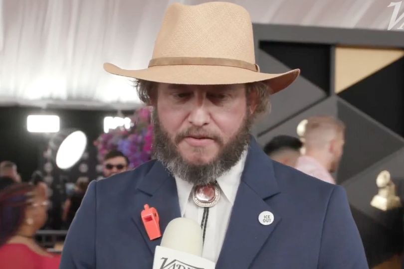 Beloved indie singer makes bold political statement live from the ...
