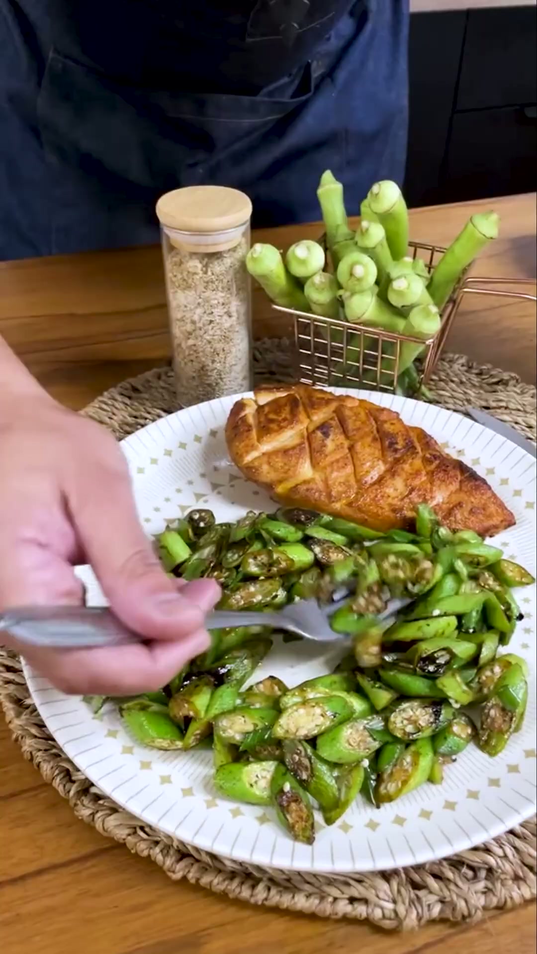 Cuando hace quimbombó así, ¡no queda nada! #receta #okra