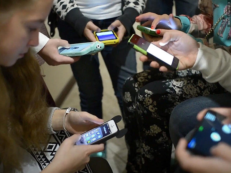Michigan lawmakers crack down on technology use for minors