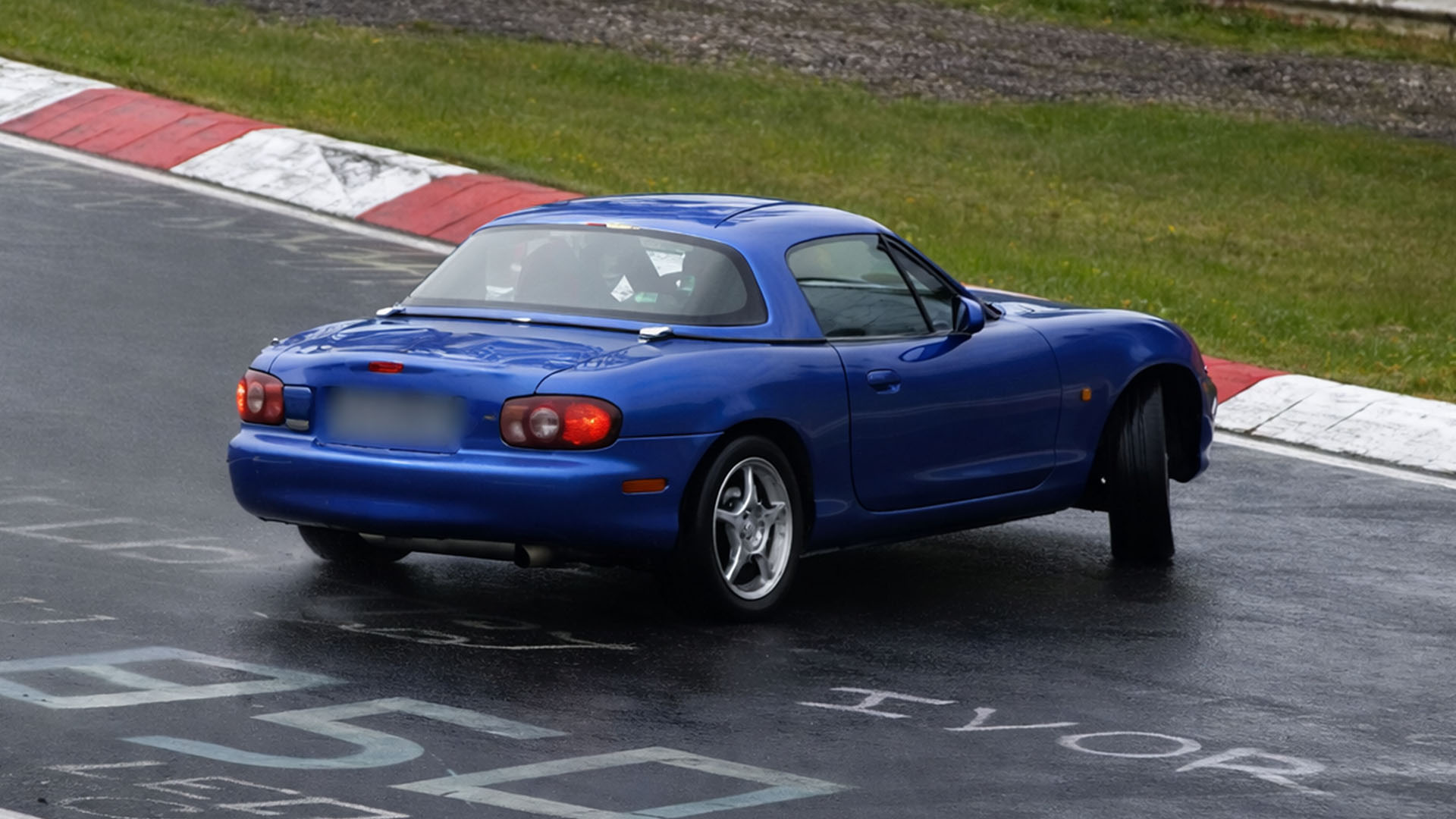 Drivers slide in crowded Nürburgring session