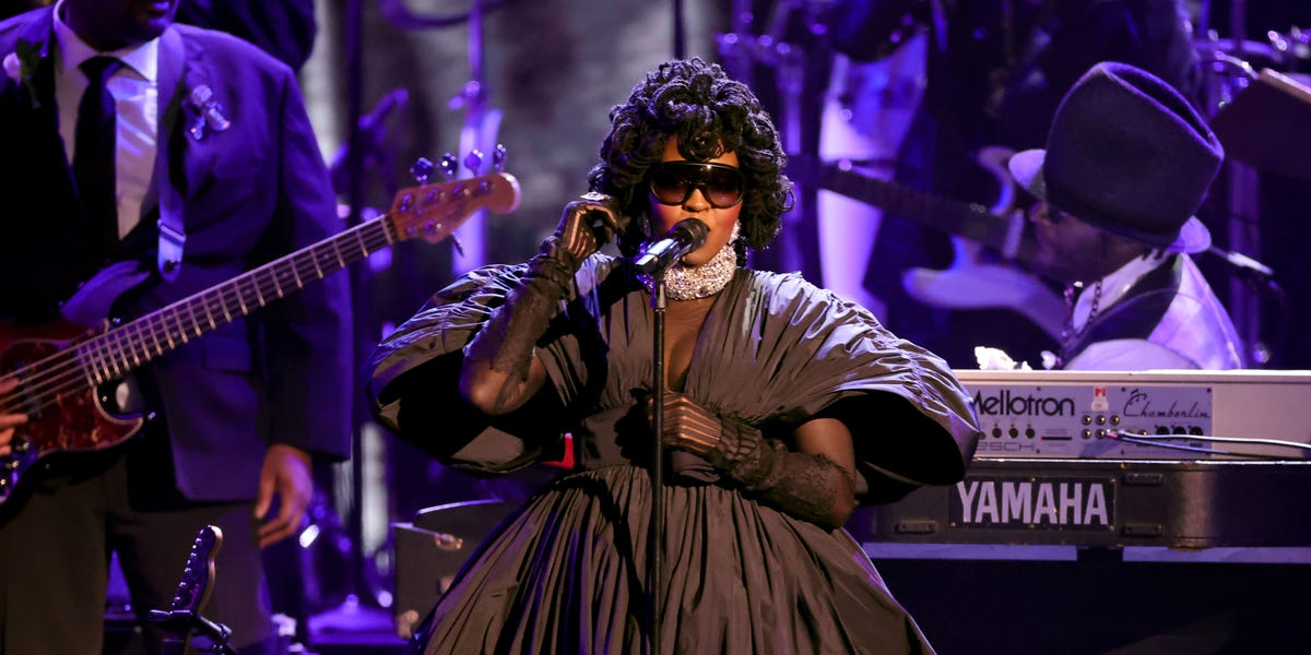 Lauryn Hill delivers a moving tribute to Roberta Flack and D'Angelo at ...