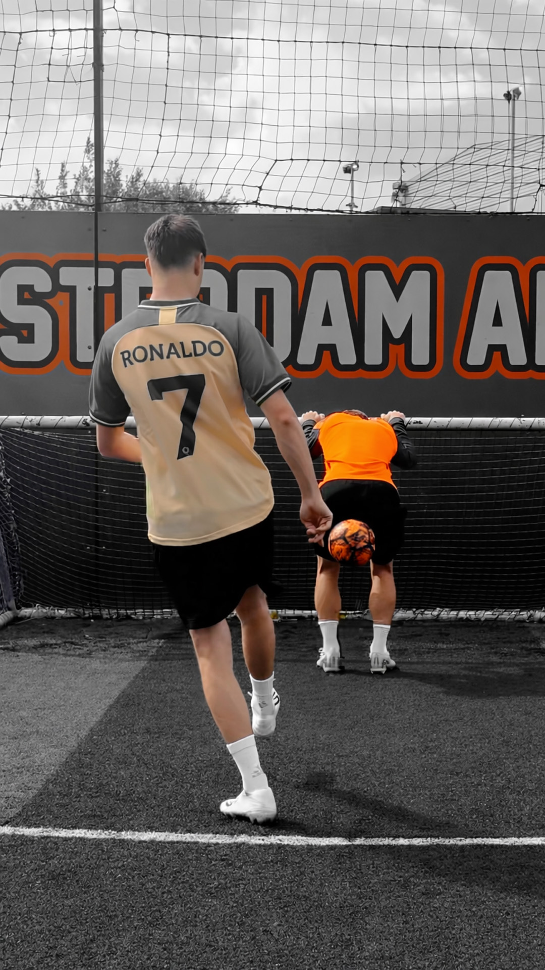 How real and fake friends act during a soccer game