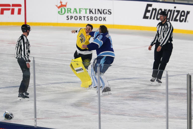Bruins, Lightning goalies duke it out during intense fight in NHL ...