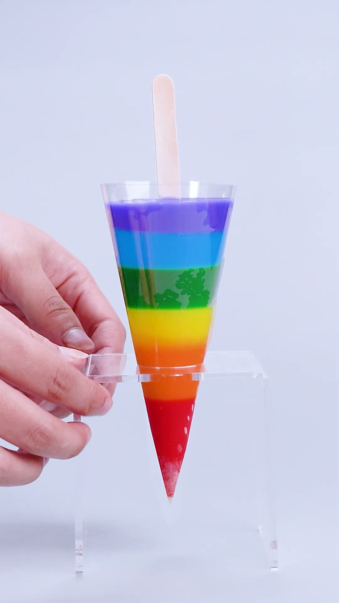 How to decorate cakes with simple dessert techniques