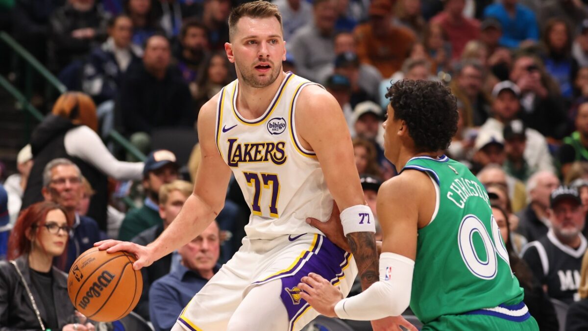 6 ft. Caitlin Clark jokes about her height next to Reggie Miller and ...