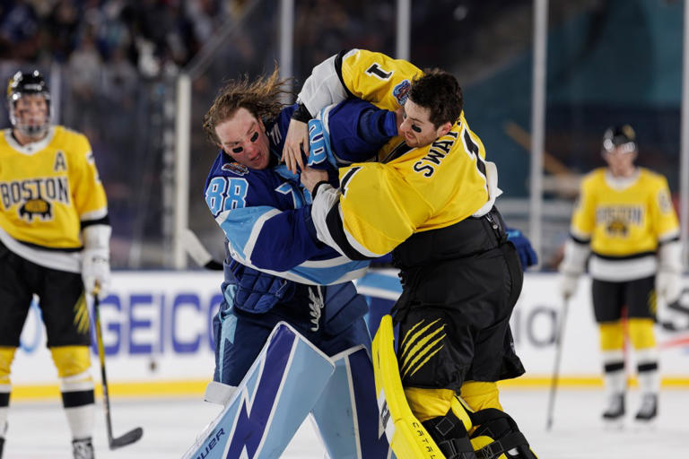 Bruins, Lightning goalies duke it out during intense fight in NHL ...