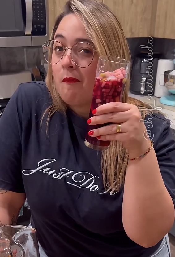 Sangría de vino tinto refrescante y fácil de preparar