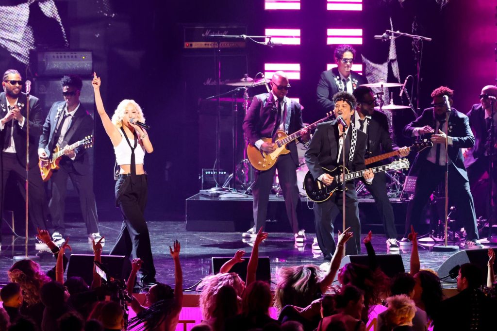 Rosé & Bruno Mars open 2026 Grammys with hard rock reimagining of 'APT.'