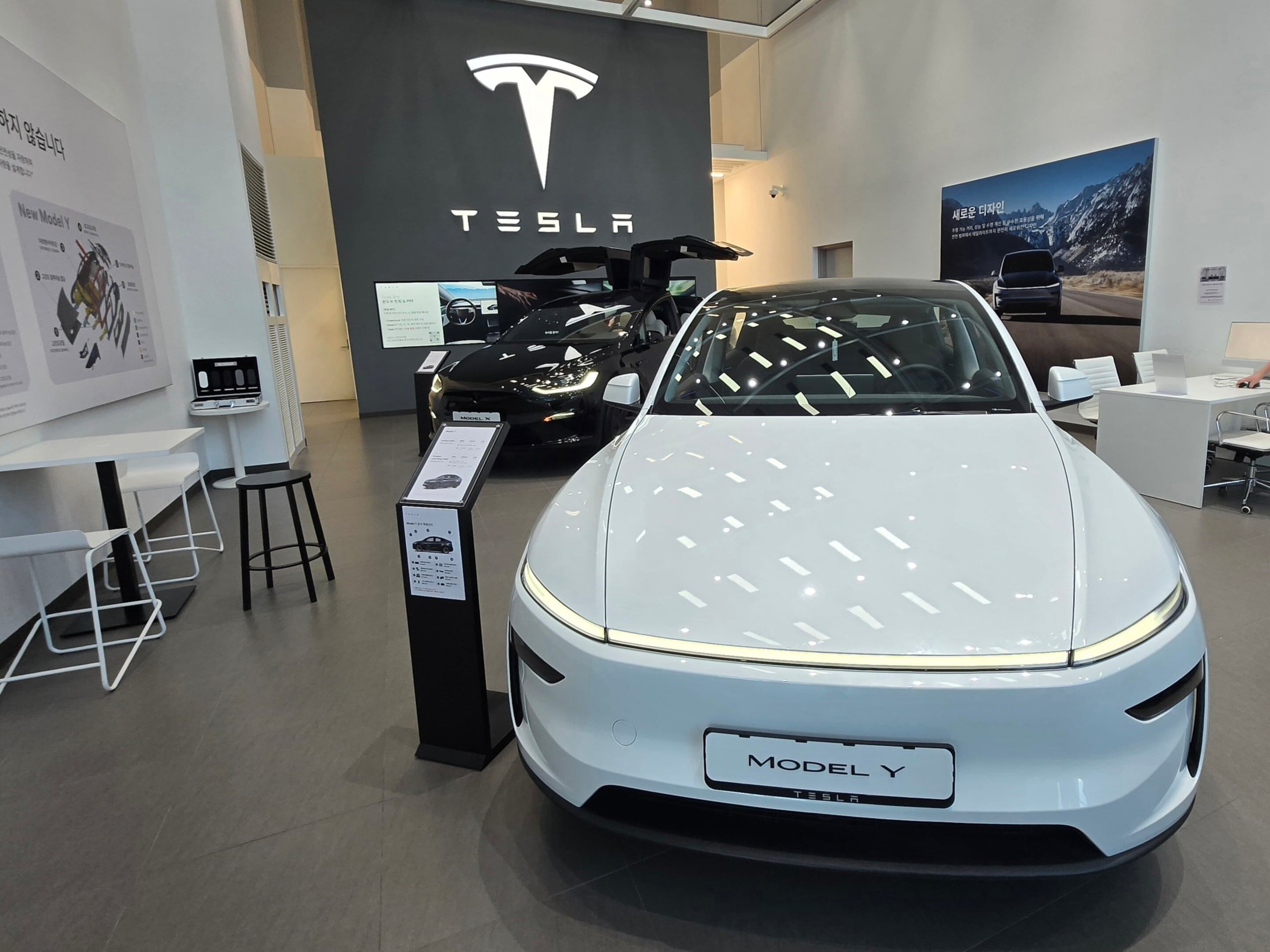 Tesla, delivery drive record online shopping growth