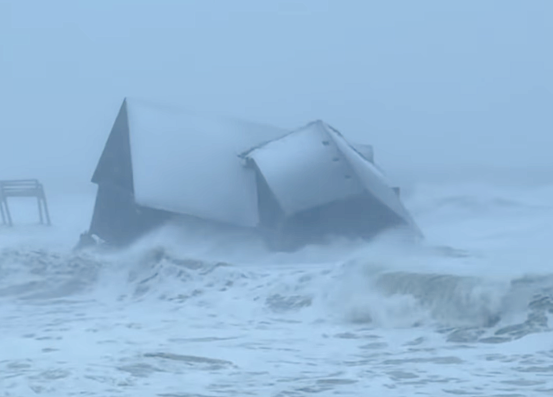 20ft storm surf collapses house in North Carolina: 'The world is ending ...