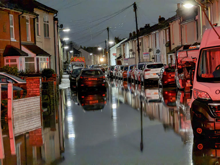 Heavy rain causes flooding in Gosport with warnings along River Meon ...