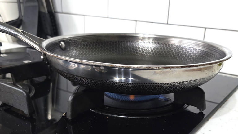 You could be making this huge mistake with your HexClad pans — but it's ...