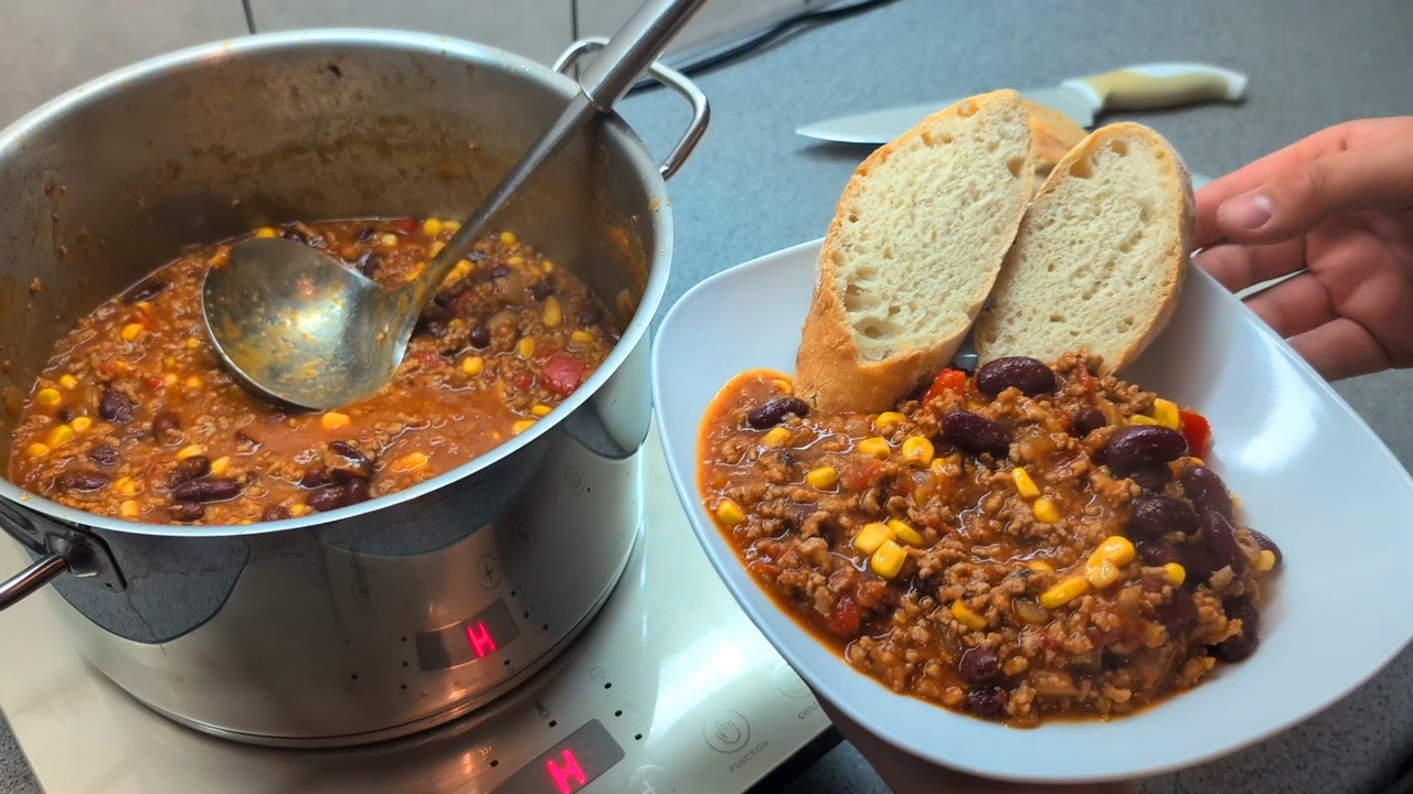 Authentic Mexican chili con carne with rustic bread – you'll get ...