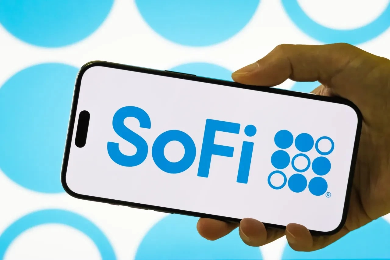 SoFi stock logged its worst week since April as valuation debate ...
