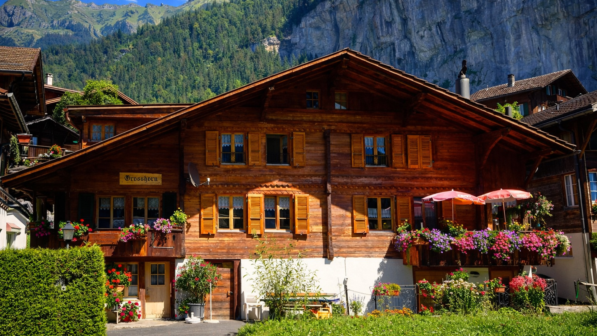 Alla scoperta di un villaggio di montagna con case alpine tradizionali