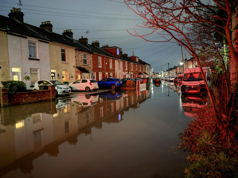 Heavy rain causes flooding in Gosport with warnings along River Meon ...